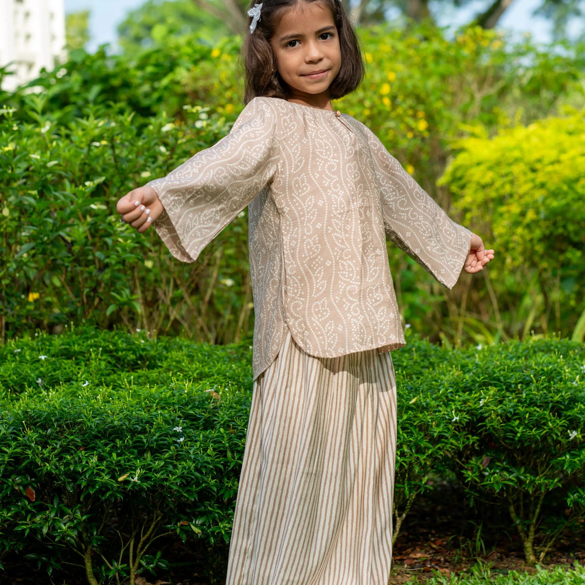 Samar Girls Baju Kurung Kedah Set in Beige & White – Nimbu